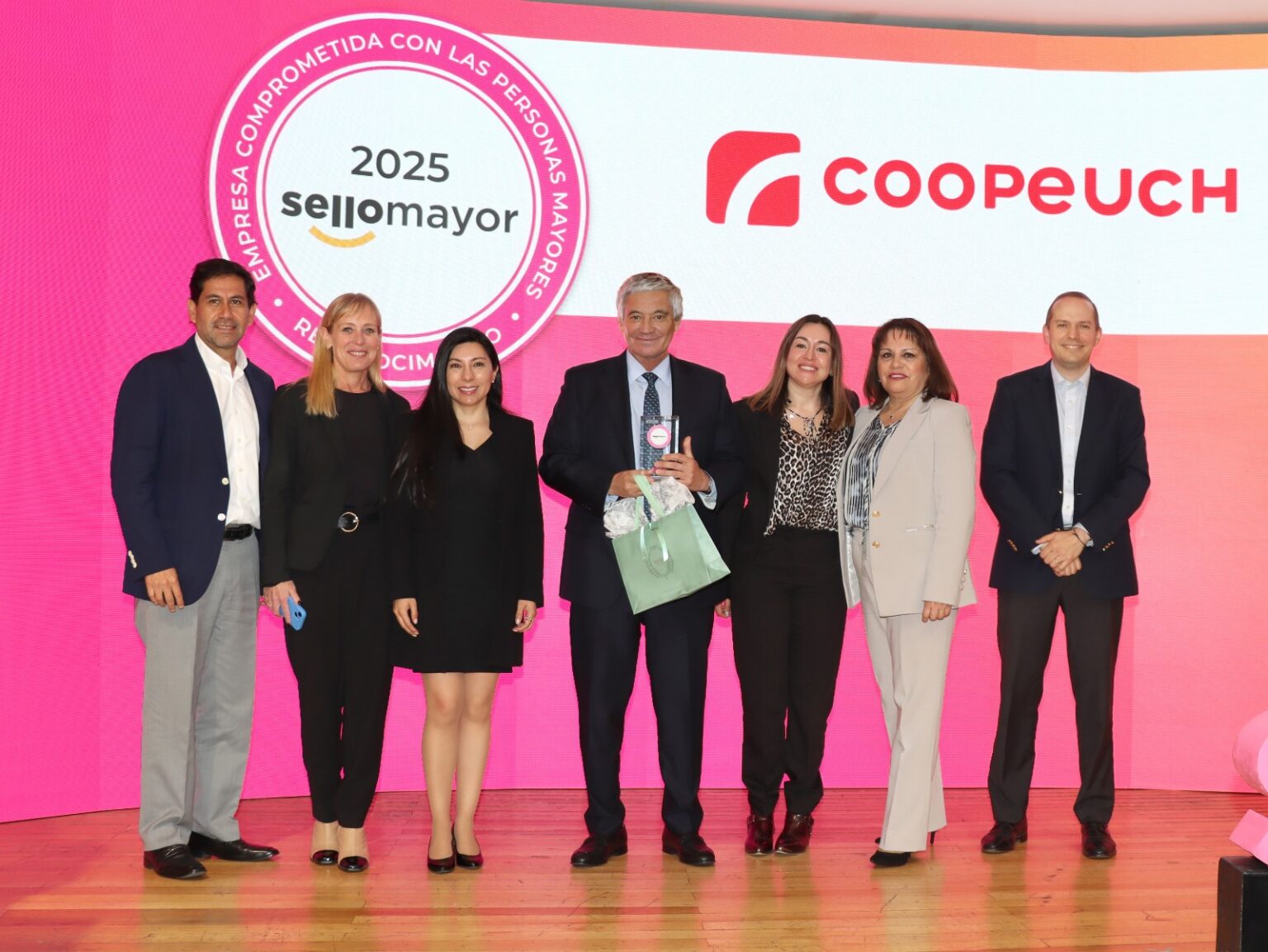 Coopeuch obtiene Premio Sello Mayor por su compromiso con las personas ...